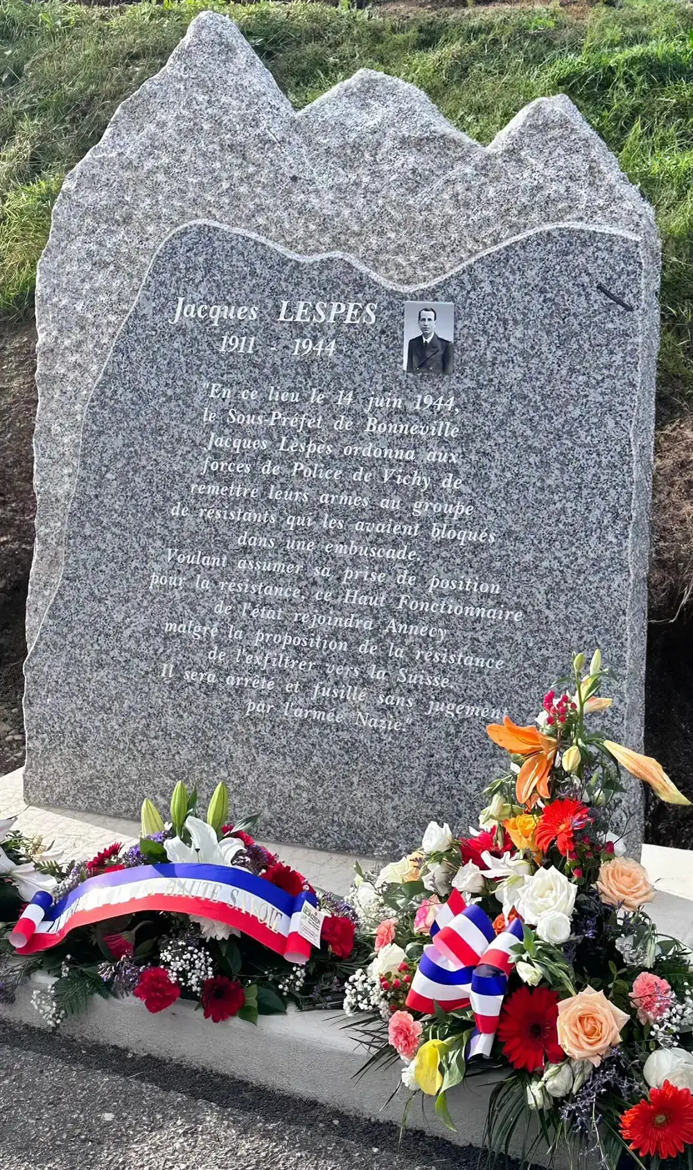 Éteaux — Stèle Jacques Lespès, caserne de Galbert (Le Souvenir Français 74)