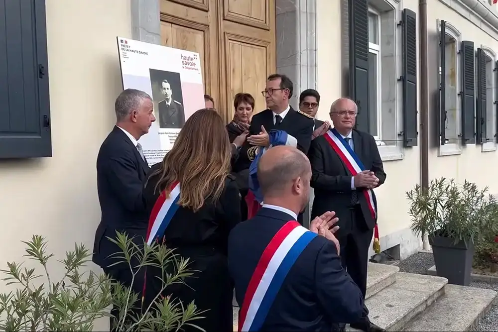 Dévoilement du kakemono en hommage au Sous-Préfet Jacques Lespès (Le ...