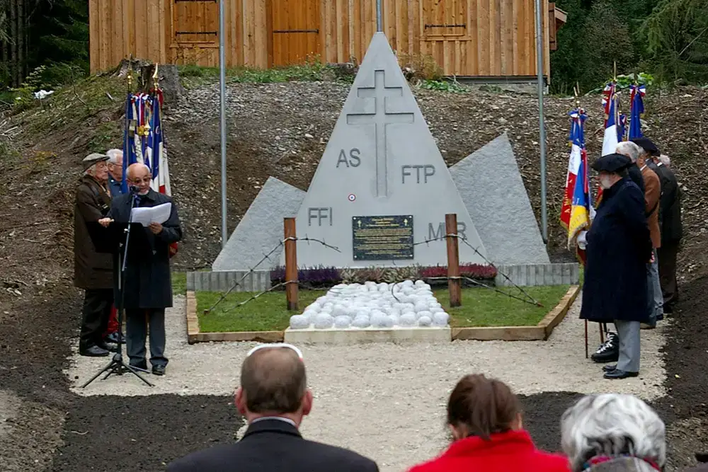 Taninges — Stèle de Loëx (Le Souvenir Français 74)