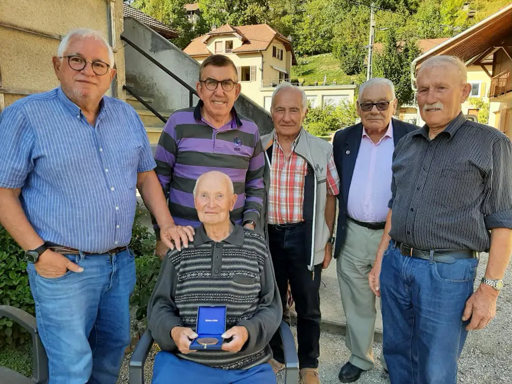 Remise de la médaille de reconnaissance à Émile Veillard, souvenir ...