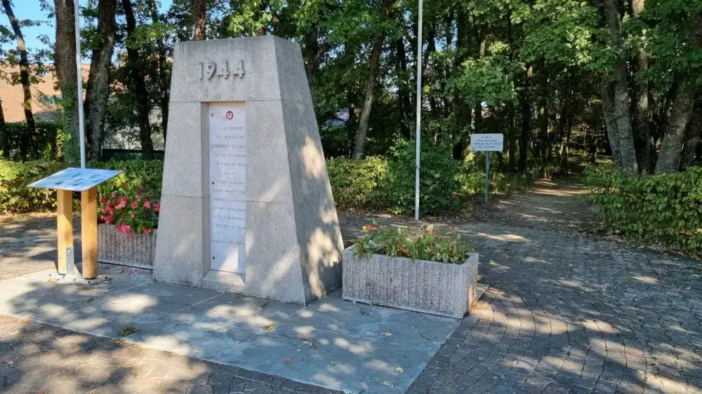 Ville-la-Grand — Monument commémoratif du charnier (Le Souvenir ...